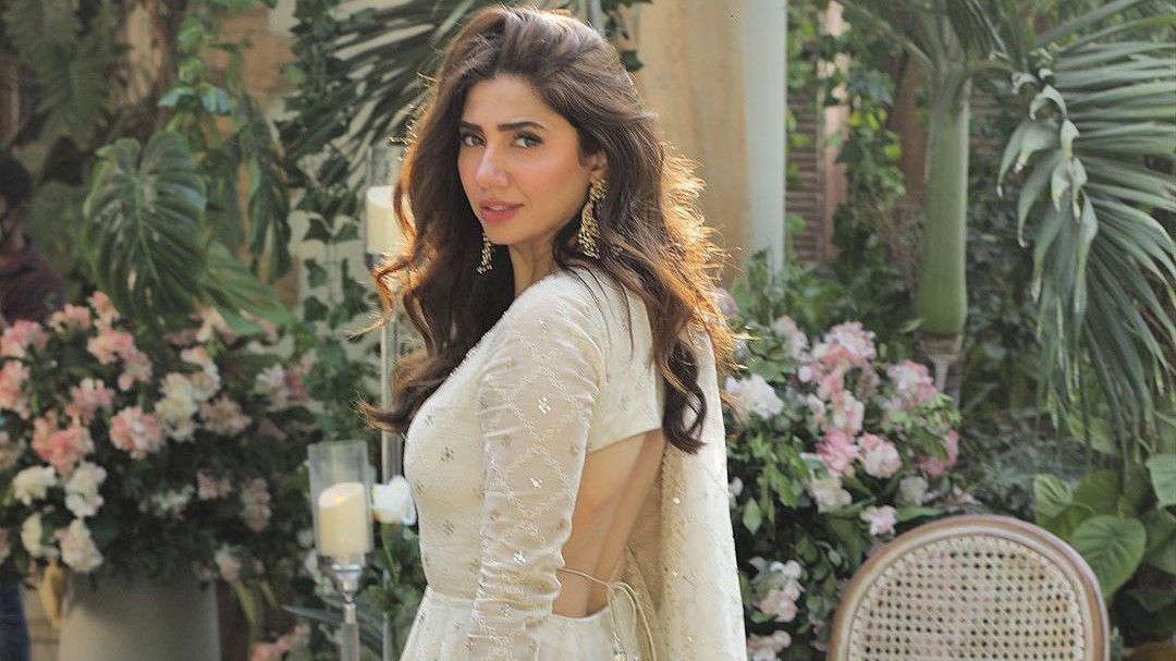 Mahira Khan, Momal Sheikh recreate ‘Pawry Ho Rahi Hai’ video with crazy ...