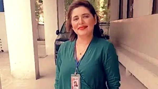 New video shows TV reporter Sadaf Naeem running after Imran Khan’s ...